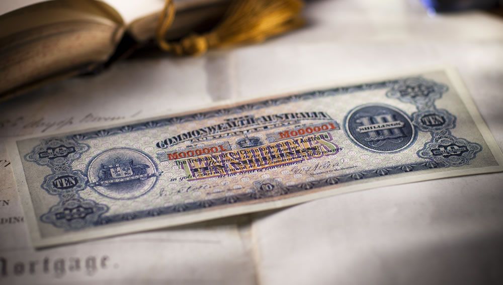 The first banknote of the Commonwealth of Australia Number M000001